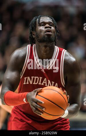 Indiana center Oumar Ballo (11) works the ball against the defense of ...