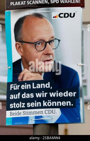 Ein CDU-Wahlplakat mit dem Konterfei von Hendrik Streeck steht in Bonn auf dem Marktplatz ...