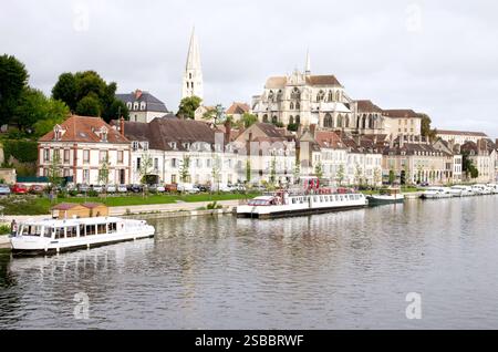 The river Yonne and Abbey of St Germain, Auxerre Stock Photo - Alamy