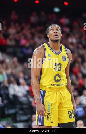 David McCormack (FC Bayern Basketball, #33) with Jeff Garrett Jr ...