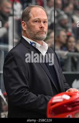 Augsburg, Deutschland. 02nd Feb, 2025. Linesperson Maksim Cepik fuehrt ...