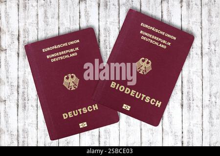 FOTOMONTAGE, Zwei deutsche Pässe mit Aufschrift deutsch und biodeutsch ...