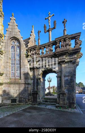 Triumphbogen, Beinhaus und Kalvarienberg, Umfriedeter Pfarrbezirk Enclos paroissial, Kirche ...