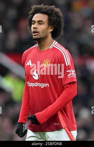 Manchester United forward Joshua Zirkzee (11) scores a GOAL 1-2 and ...