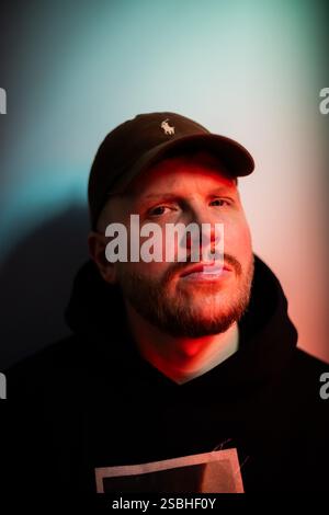 Berlin, Germany. 03rd Feb, 2025. One participant is dressed as a clown ...