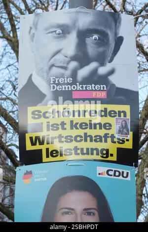 Wahlplakate zur Bundestagswahl am 23. Februar 2025 sind in Ulmen ...