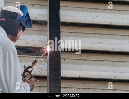 Construction worker welding without a protection mask Stock Photo - Alamy