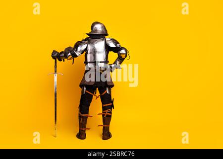 Classic Medieval Full Suit of Armor Stock Photo - Alamy
