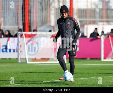 Jonah KUSI-ASARE (FC Bayern Munich) artistically on the ball, action ...