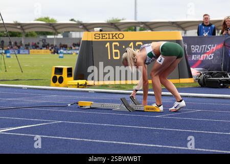 Keely HODGKINSON of Leigh Harriers starting the 400m at the UK ...