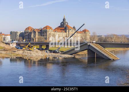Demolition work continues after the partial collapse of the Carola ...