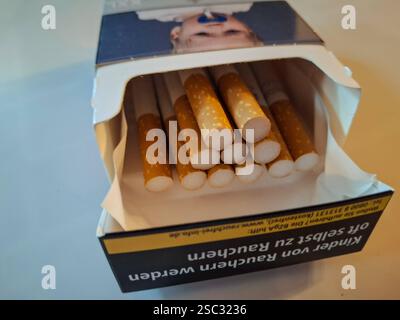 Stockbilder 01/2025 Zigaretten in einer Zigarettenpackung Copyright ...