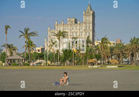 Sandstrand, Cijin Beach, hinten die Cihou Presbyterian Church, Cijin ...