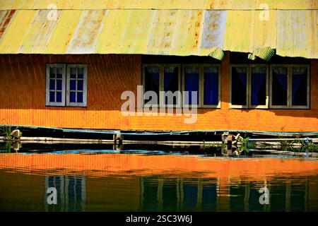 Scenery view of Mae Ngat Somboon Chon Dam a beautiful tourist ...