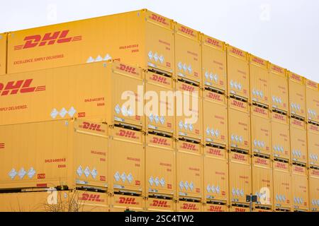 Symbolfoto, DHL, Logo, Container, *** Symbol photo, DHL, logo ...