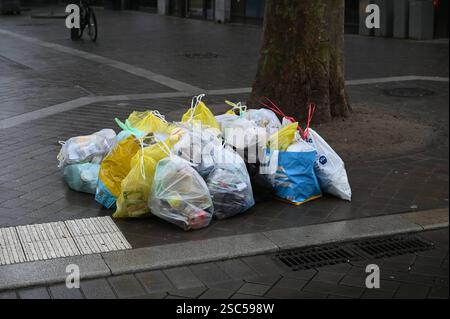 Müllsäcke, Gelb, weiss, blau mit Abfall liegen am Strassenrand ...