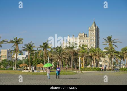 Sandstrand, Cijin Beach, hinten die Cihou Presbyterian Church, Cijin ...