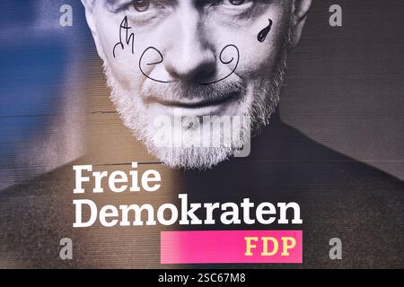 Ein FDP-Wahlplakat mit dem Konterfei von Christian Lindner steht in ...