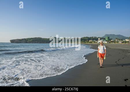 Wellen, schwarzer Sand, Cijin Beach, Cijin Insel, Kaohsiung, Taiwan ...