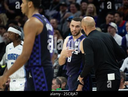 Sacramento Kings guard Zach LaVine, right, shoots next to Golden State ...