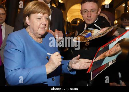 Angela Merkel nach einer Signierstunde ihrer Autobiografie Freiheit in ...