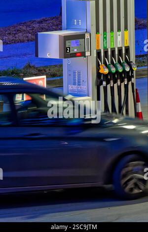 Hoffentlich ist gerade ein günstiger Augenblick um zu Tanken. Mit dem ...