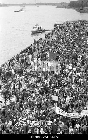 Demonstration against the Emergency Acts in May. Picture shows ...