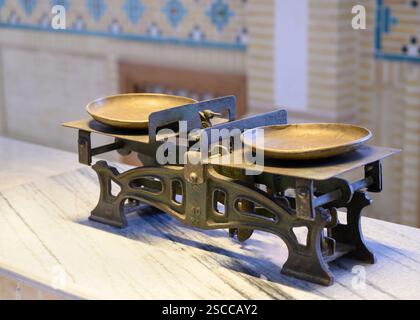 Vintage retro lever scales made of cast metal Stock Photo - Alamy