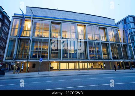 Die Hamburger Staatsoper , Aussenansicht am Tag mit Schriftzug Logo am ...