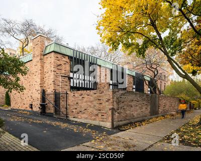 Hawthorne Court Townhouses, Location: Chicago IL, Architect: Ralph ...
