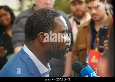 Former NFL player Michael Vick greets fans before the NFL Super Bowl 54 ...