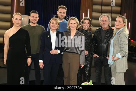 Schauspielerin Anneke Kim Sarnau, l-r, Rettungssanitäter Luis Teichmann ...