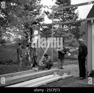 Workers building a house in Glydon, Maryland. [automated translation ...
