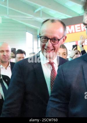 Friedrich Merz und Julia Klöckner bei der Amtseinführung von Papst Leo XIV. auf dem Petersplatz ...