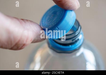 Plastik-Verschluss einer PET Getränkeflasche des Herstellers Ensinger Mineralquellen ...