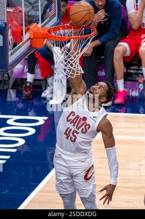 Cleveland Cavaliers guard Craig Porter Jr., center, shoots between ...