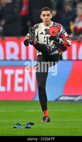 vor Spielbeginn: #Jamal Musiala FC Bayern Muenchen FCB (42) Kopfhoerer ...