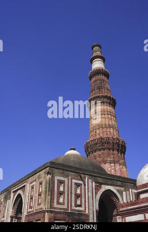 Alai Darwaza and Qutab Minar built in 1311 red sandstone tower, Delhi ...