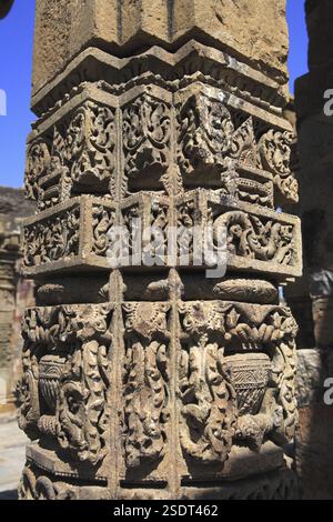 Quwwat-ul-Islam mosque and pillar details in Qutab Minar complex built ...