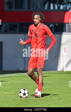 Jonah Daniel Kusi-Asare (Bayern München, FCB, 9) am Ball, 22.02.2025, München (Deutschland ...