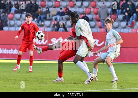 im Duell Jonah Daniel KUSI-ASARE (FC Bayern M?nchen II #9) und Daniel KATIC (FC Augsburg II 4 ...