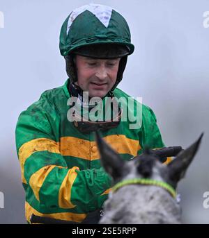 Newbury, UK. 8th Feb, 2025. Djelo ridden by Charlie Deutsch jumps the ...