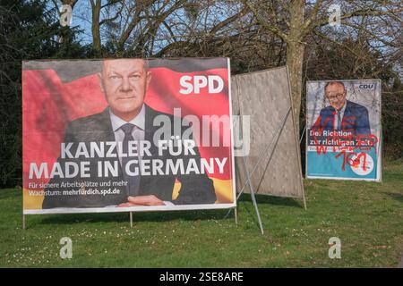 Wahlplakate zur Bundestagswahl am 23. Februar 2025 sind in Pulheim NRW ...