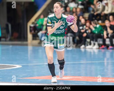 Lara Daeuble (Frisch Auf Frauen, #95) spielt eine Pass nach aussen ...