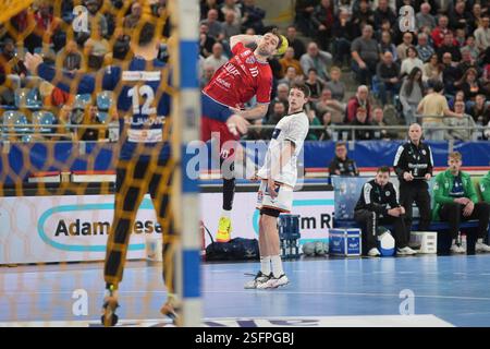 Tom Wolf (SG BBM Bietigheim, #10) zwischen Samuel Roethlisberger (TVB ...