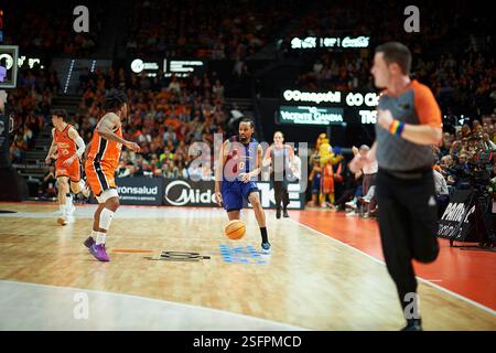 Kevin Punter (FC Barcelona Basket, #00) with ball with Isiaha Mike (FC ...