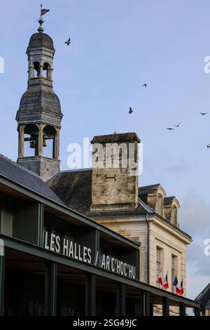 Rathaus und Markthalle, Auray, Departement Morbihan, Region Bretagne ...