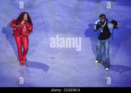 Kendrick Lamar and SZA perform during halftime of the during the NFL ...