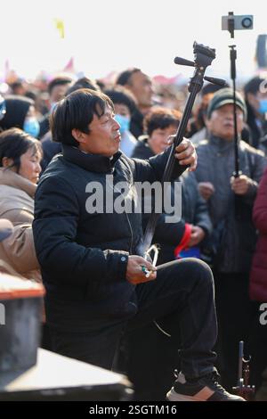 (250210) -- BAOFENG, Feb. 10, 2025 (Xinhua) -- Folk artists perform ...