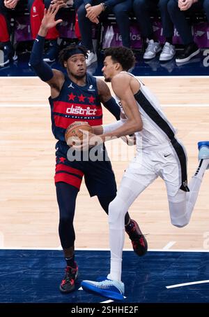 San Antonio Spurs forward Victor Wembanyama, center, talks with ...